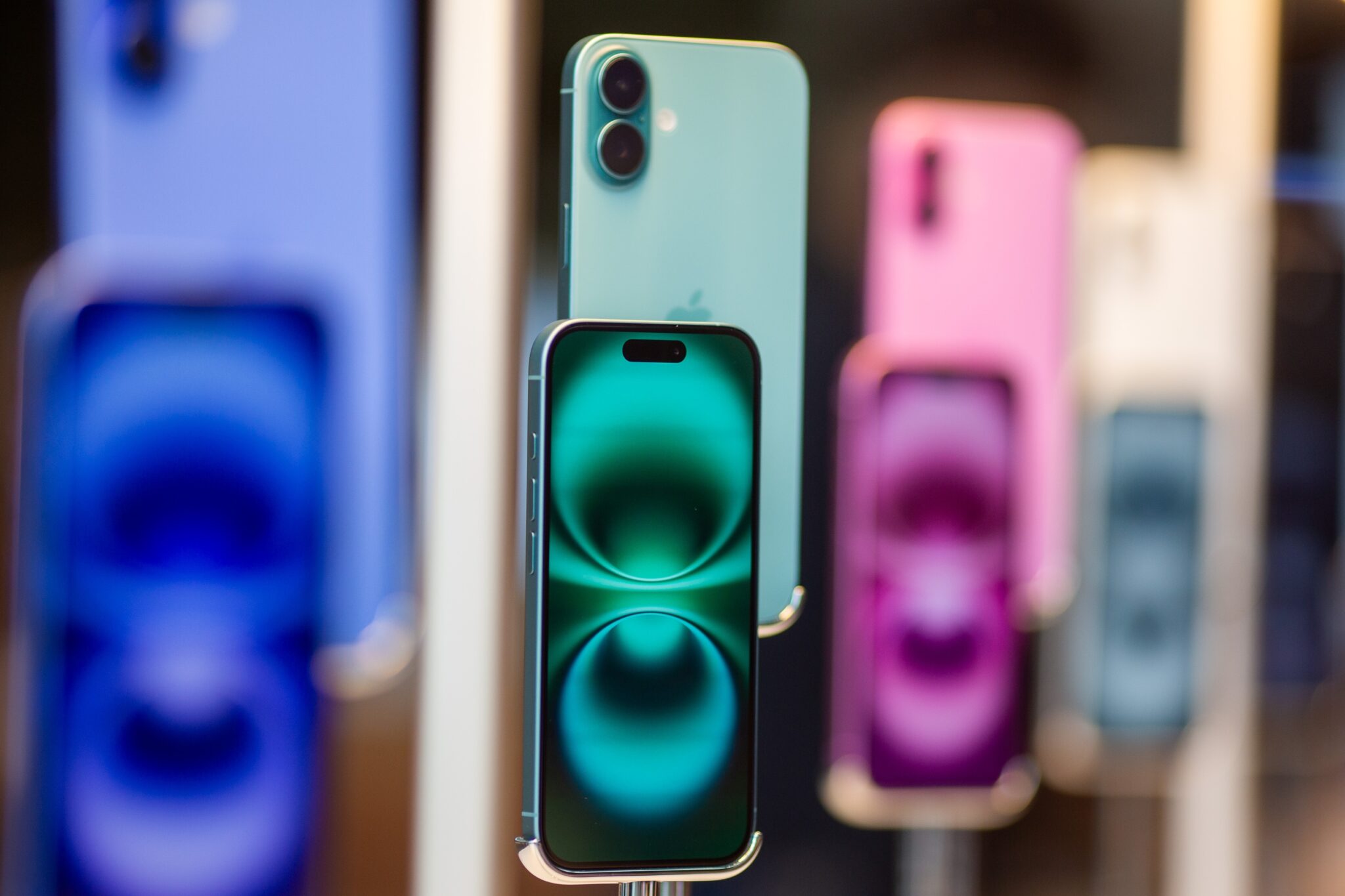 iPhone 16 Pro & Pro Max Colours 🎨 Best Shades to Buy